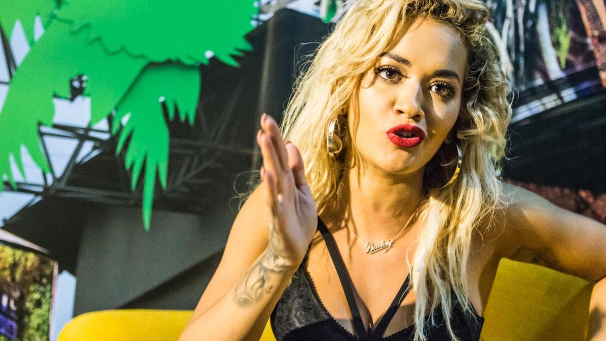 Rita Ora Félmeztelenül Falatozik Az ágyban Fotó Life