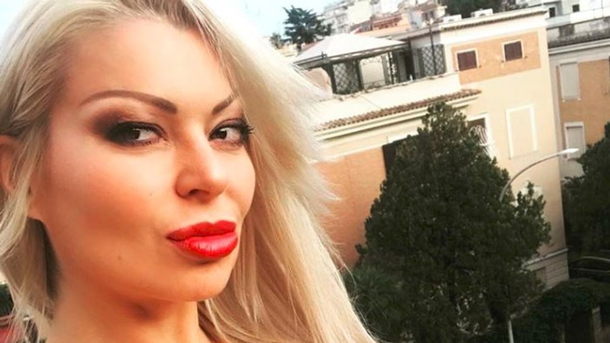 Monique Covet széttett lábakkal, domina jelmezben kíván kellemes ...