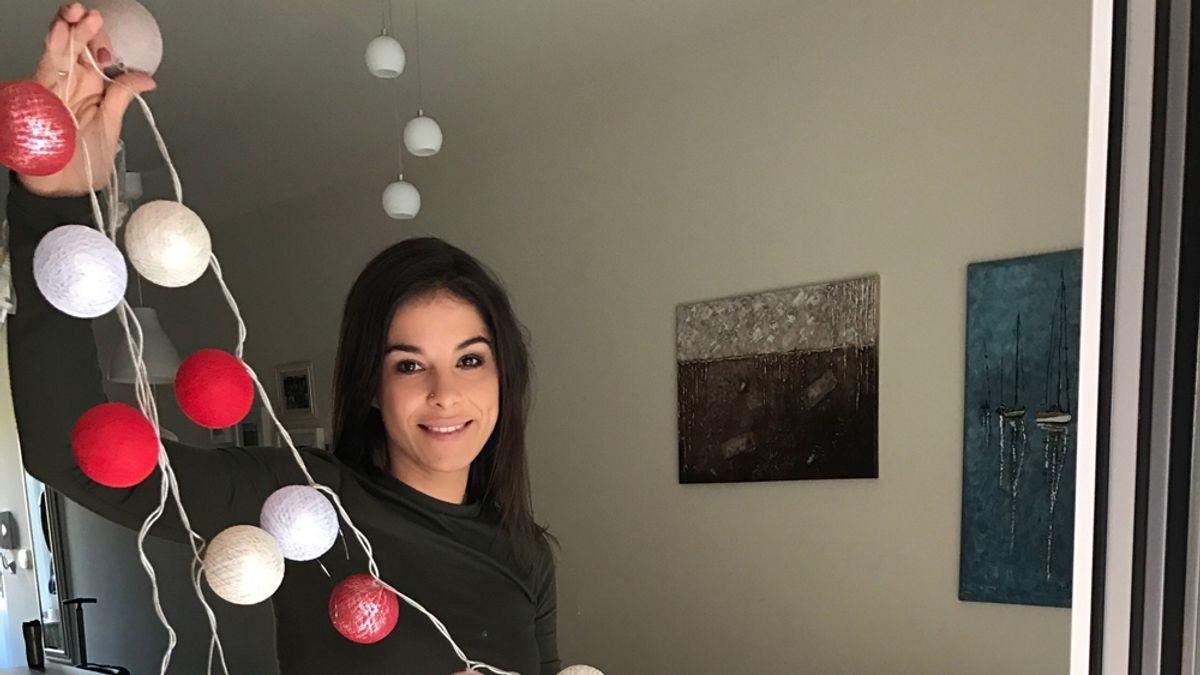 Molnár Andi a párjával díszíti a karácsonyfát - Life