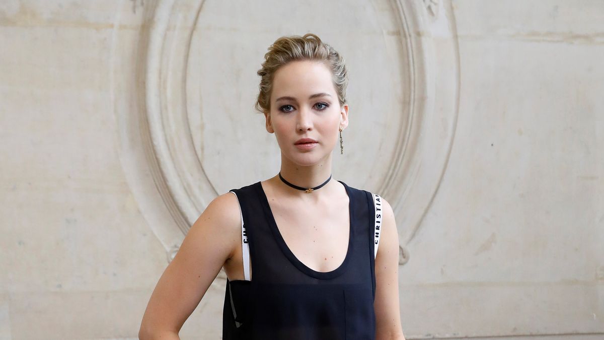 Hová lett az elegancia? Jennifer Lawrence kissé alulöltözött a vörös ...