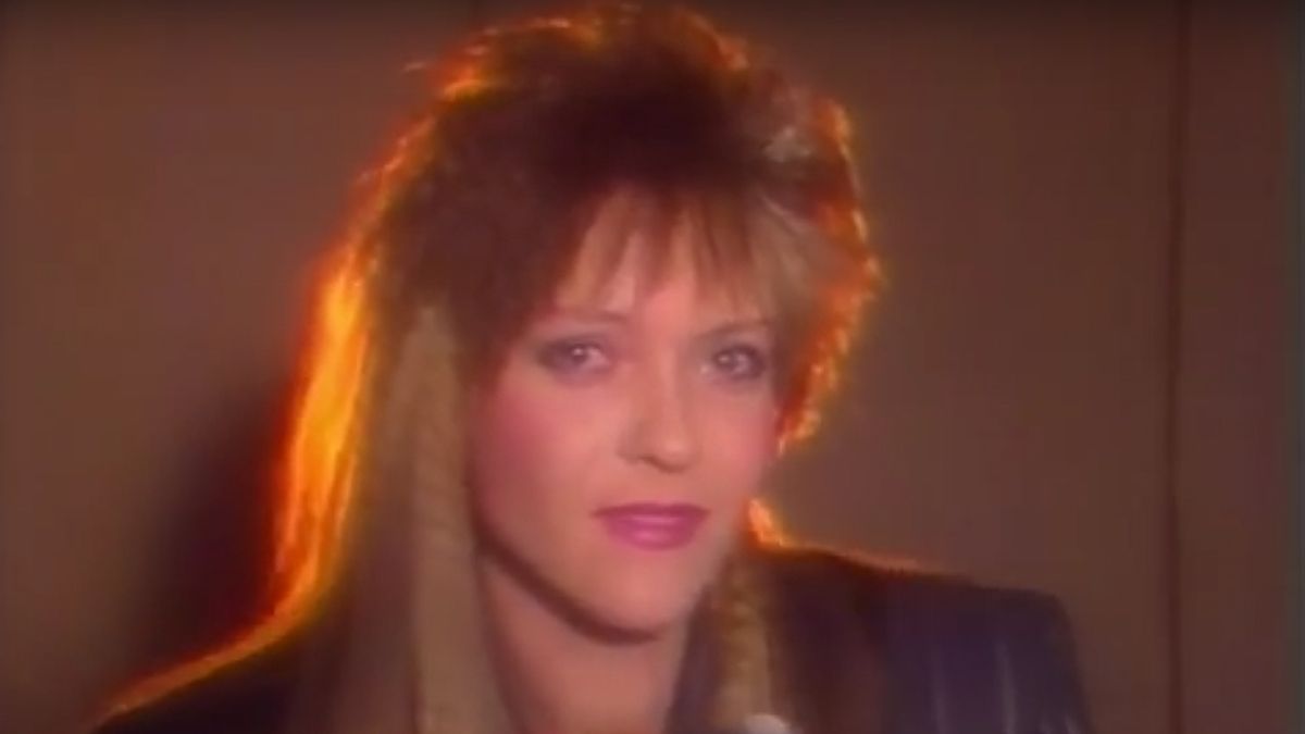 Vakon él majd a magyar énekesnő, Marcellina - Life