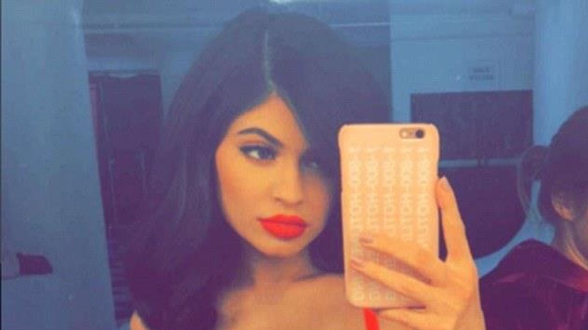 Egy szál bugyiban és melltartóban szelfizik Kim Kardashian 18 éves húga ...