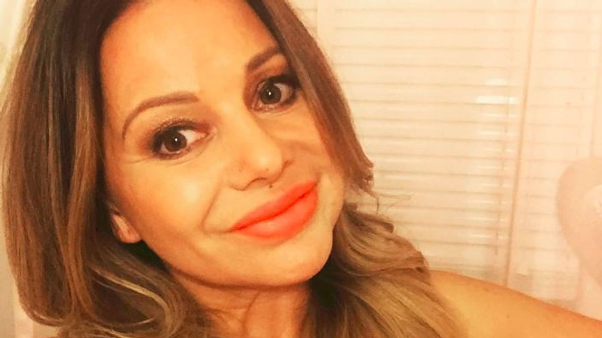 Groovehouse Judy szexi fekete fürdőruhában csókolja férjét: meghitt ...