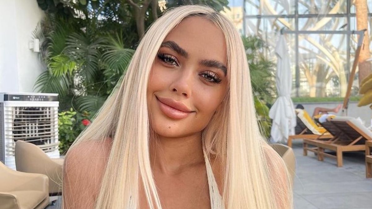 Formás popsi, hatalmas mellek - és ezt mind az arcunkba is tolja a ...