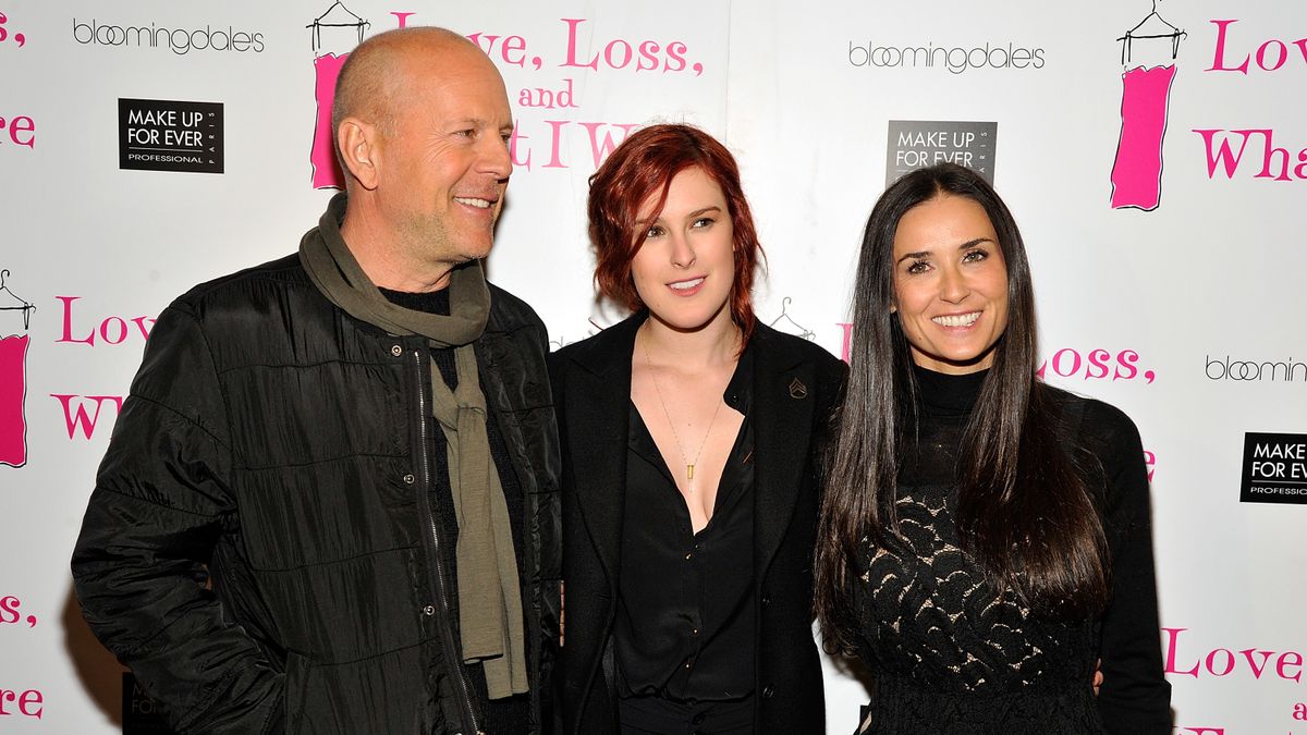 Bruce Willis régi és új feleségével, valamint az összes lányával pózol ...