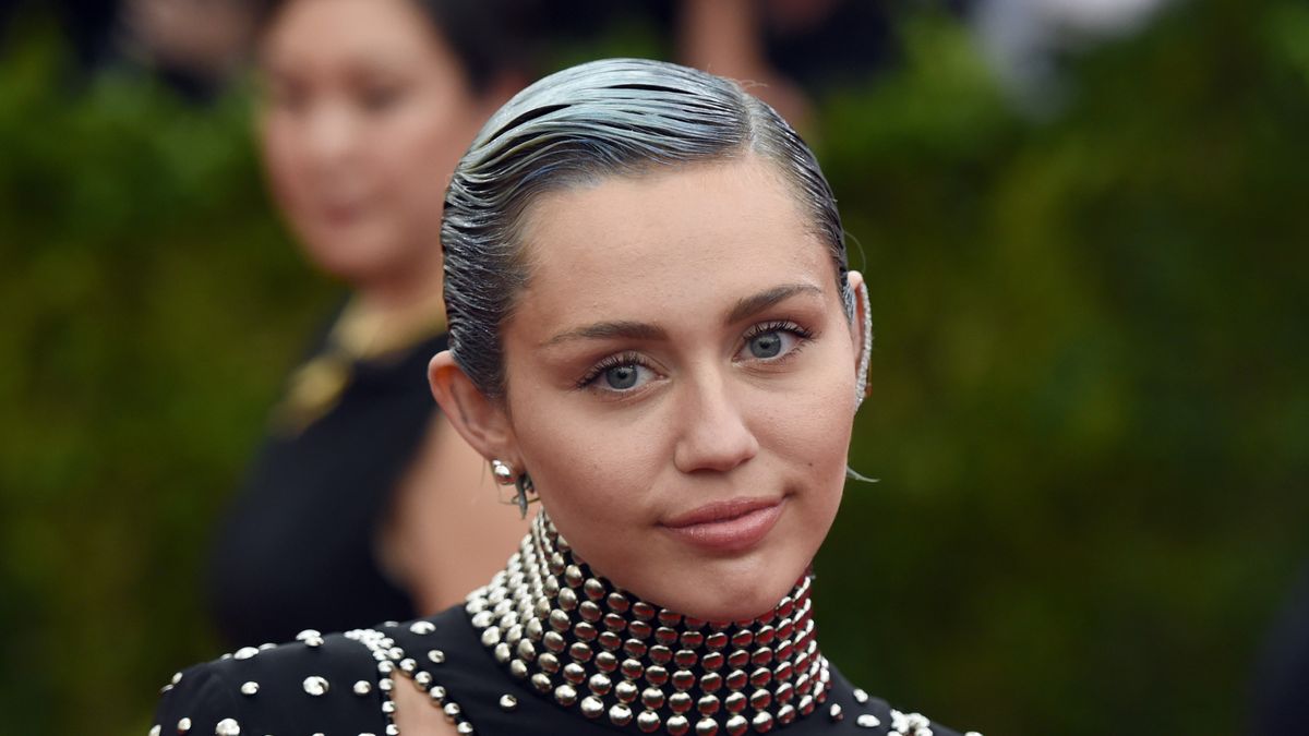 Miley Cyrus unikornis jelmezben énekelt elhunyt halának - Life