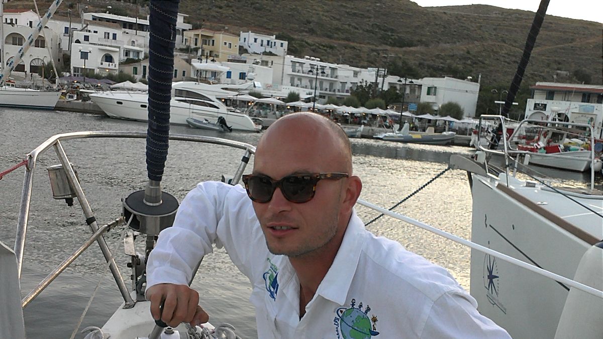 Légrádi Márk éjt nappallá téve dolgozik hajóján - Life