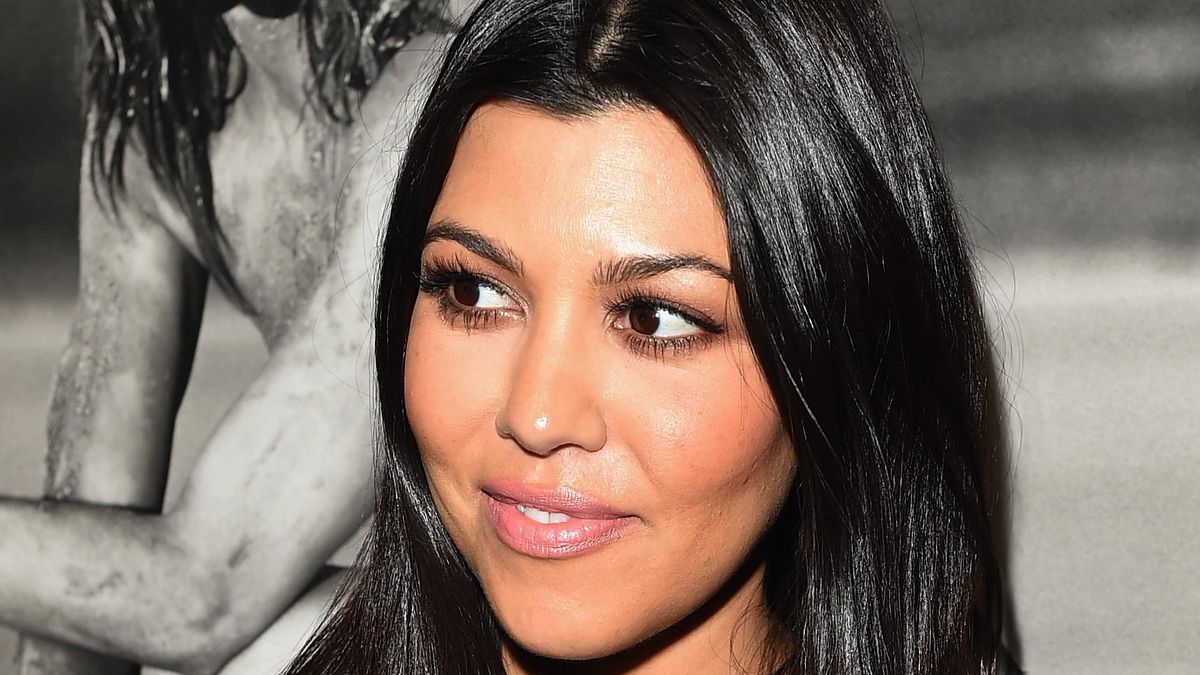 Ezüst bikiniben ülte meg furcsa biciklijét Kourtney Kardashian - Life