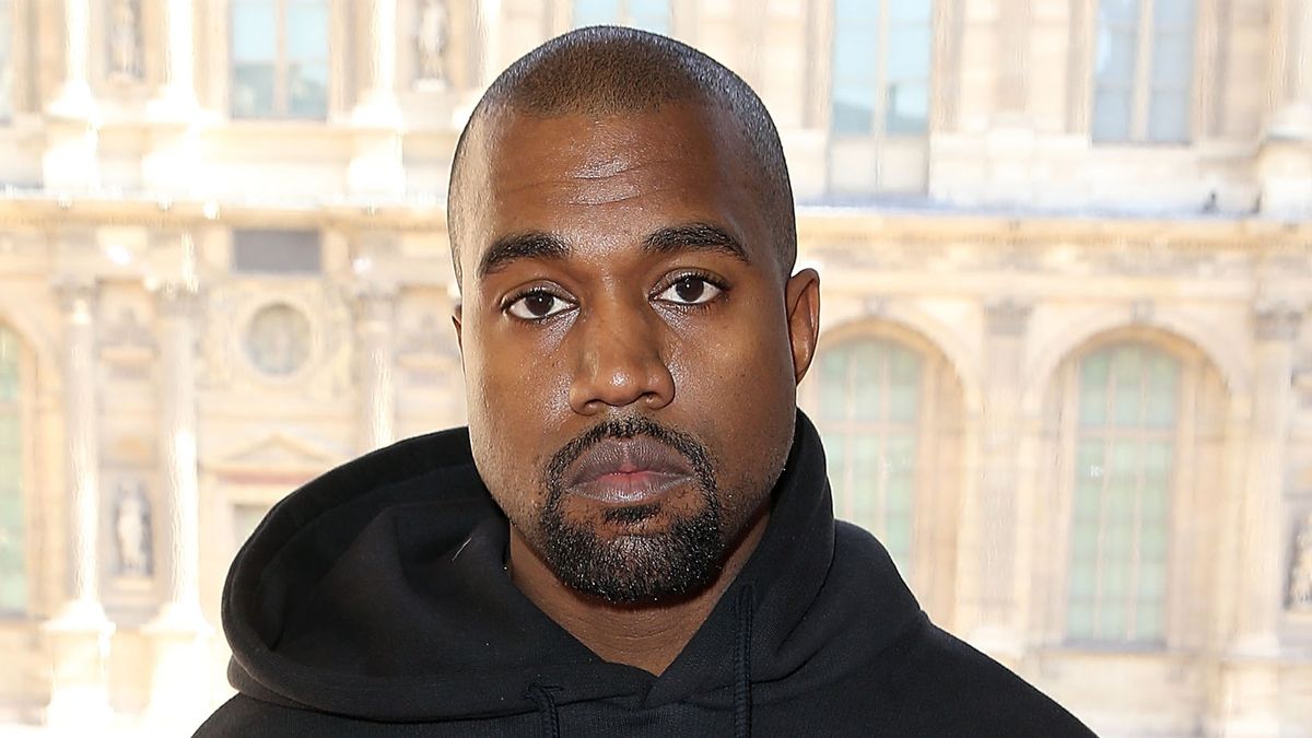 Kanye West nem bír magával: megdöbbentő külsővel jelent meg Párizsban ...