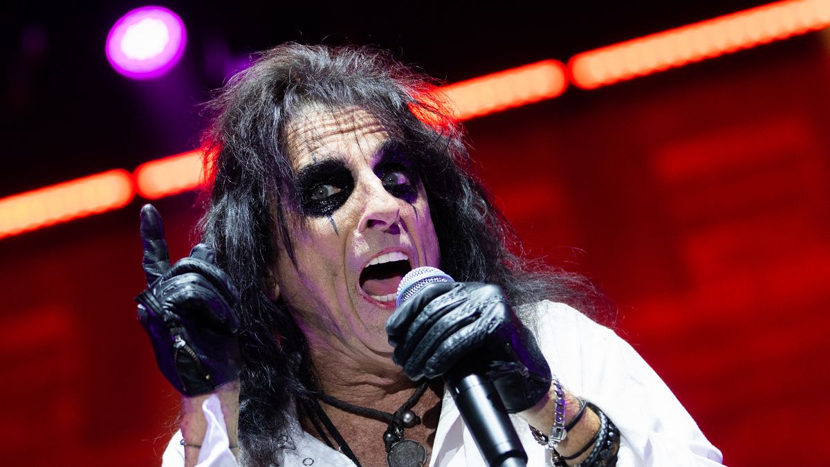 75 éves lett Alice Cooper, aki templomba járó családapaként lett rocksztár és horrorikon - Life