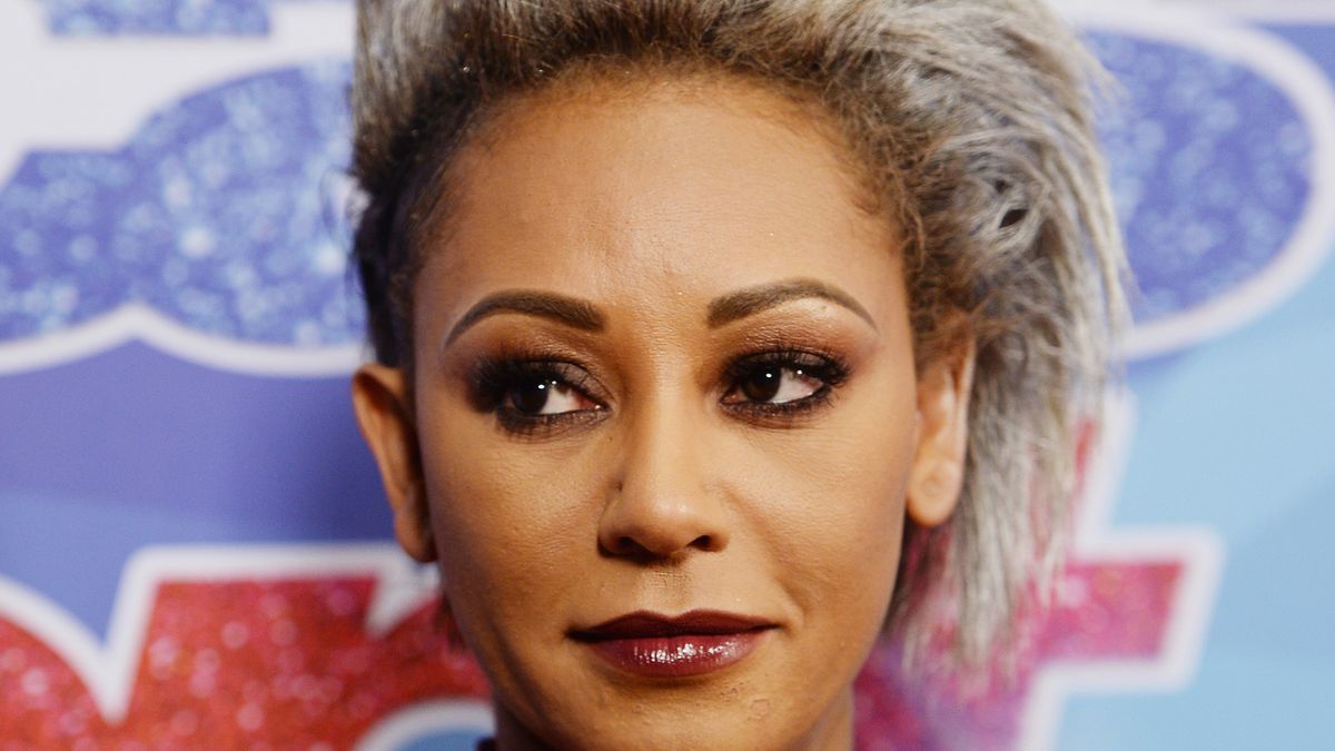 A strandon kapta le a bikinifelsőjét Mel B - Life