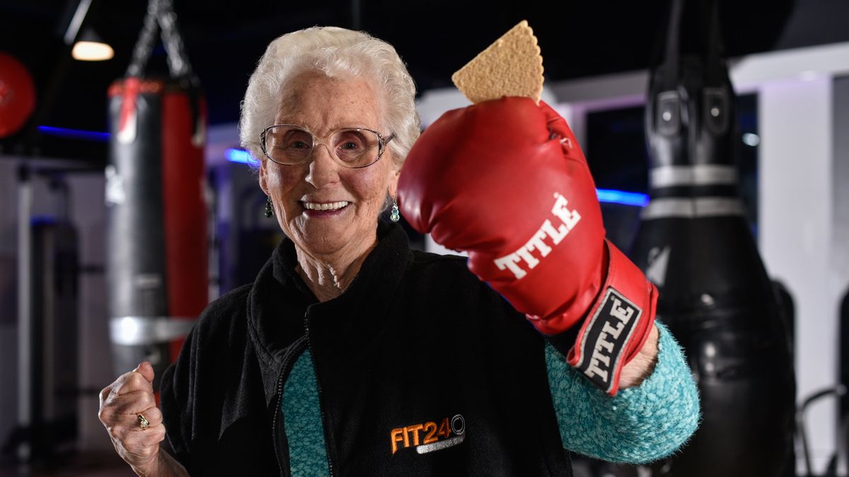 Ezt csinálja valaki utána! Kőkeményen edz a 87 éves nagyi, Joyce Fox - Life
