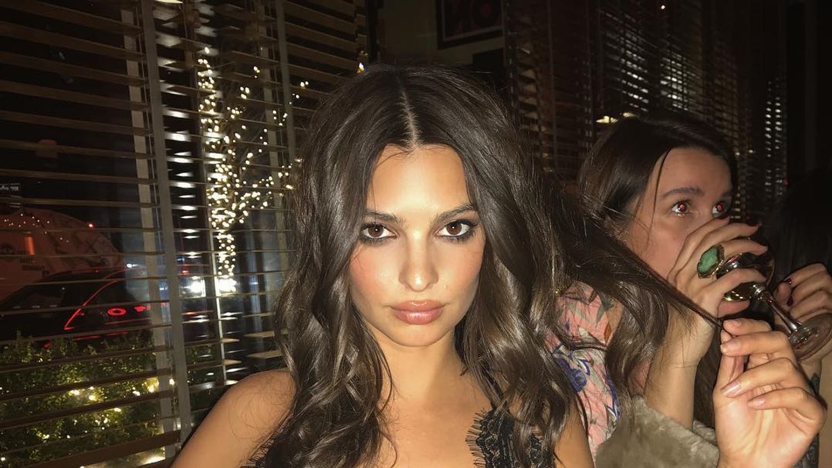 Íme, Emily Ratajkowski szilveszteri mellvillantása - Life