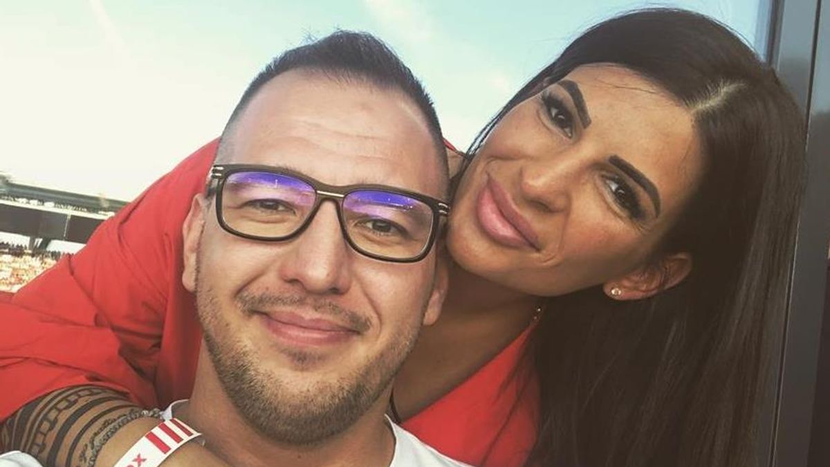 Curtis gyümölcstállal, ágyban várta kedvesét – intim fotó - Life