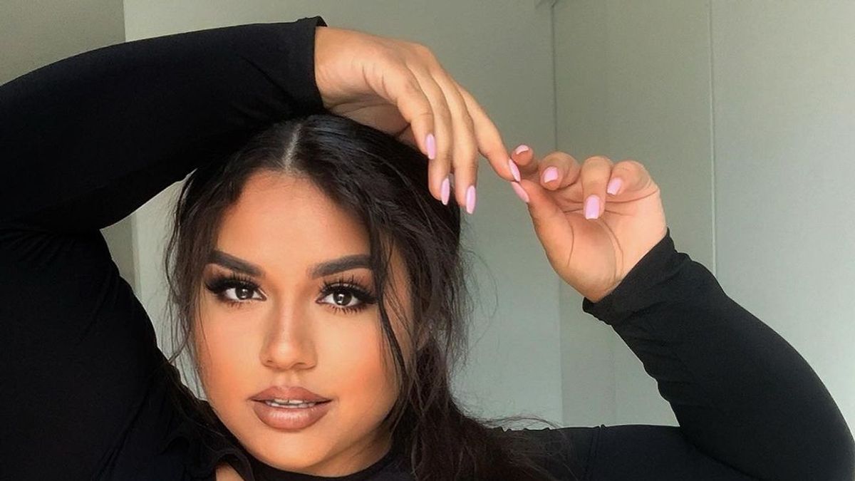 Brutál szexi fürdőruhában mutatta meg telt idomait a népszerű magyar ...