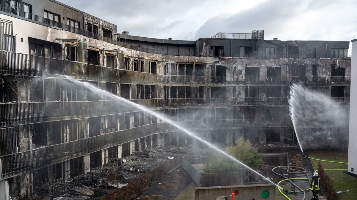 Pokoli torony: kigyulladt egy ötvenlakásos társasház, pizsamában ...