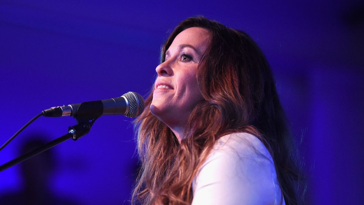 Alanis Morissette megmutatta, hogy szoptatja gyermekét - Fotó - Life