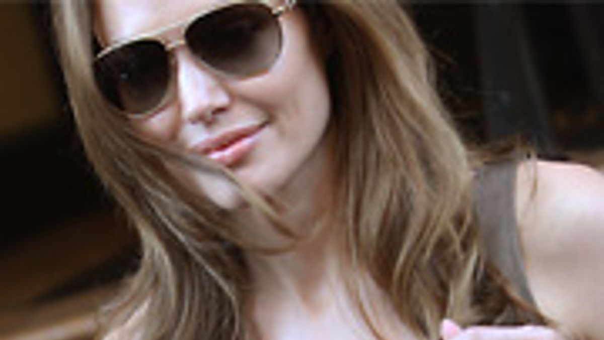 Angelina Ecuadorban járt - Life