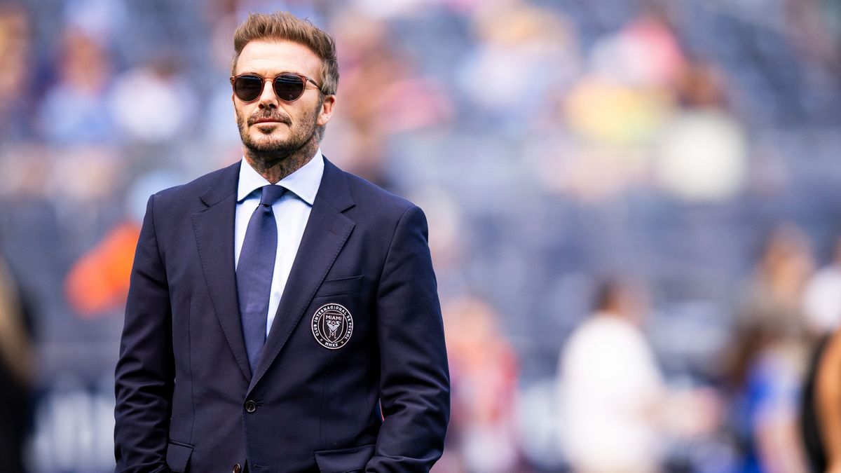 Egy szál törölközőben mutatta meg kockahasát David Beckham - Life