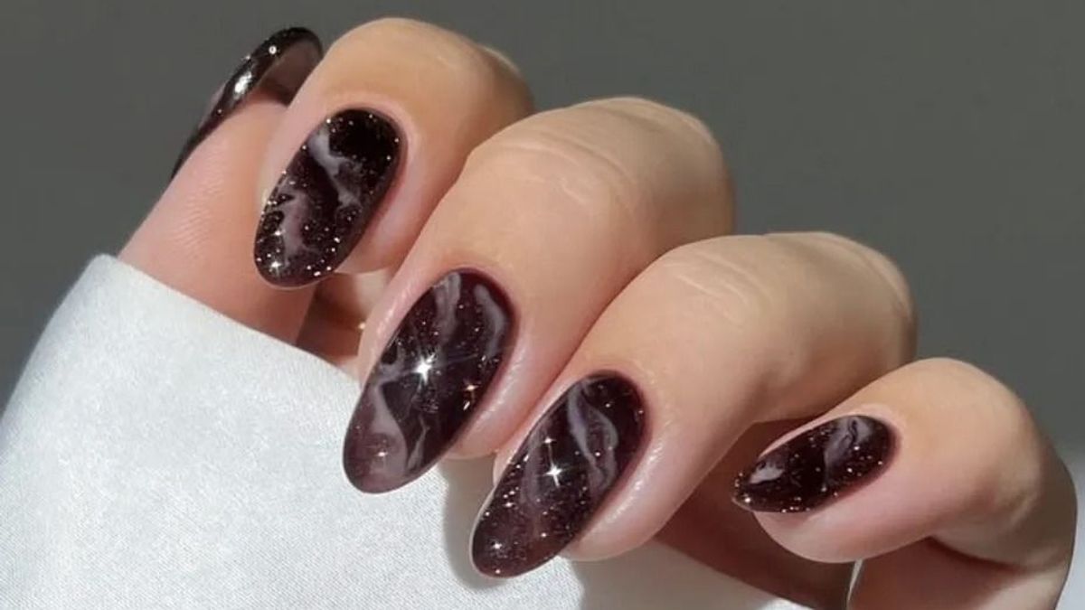 Körömtrend 2025: sötét bársonyköröm - Life