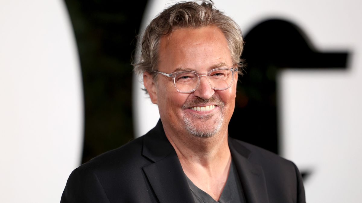 Matthew Perry eddigi jelöletlen sírja végre eméktáblát kapott: ez áll ...