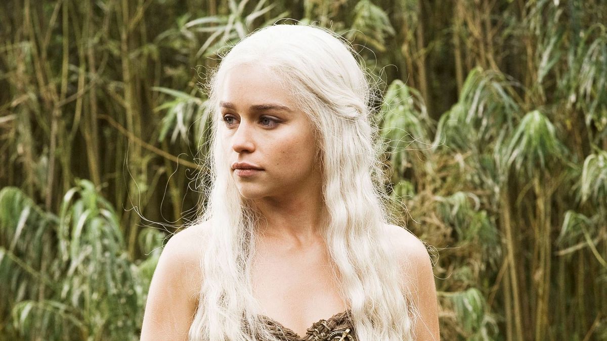 Emilia Clarke-ra meztelenül találtak rá a vécén - Life